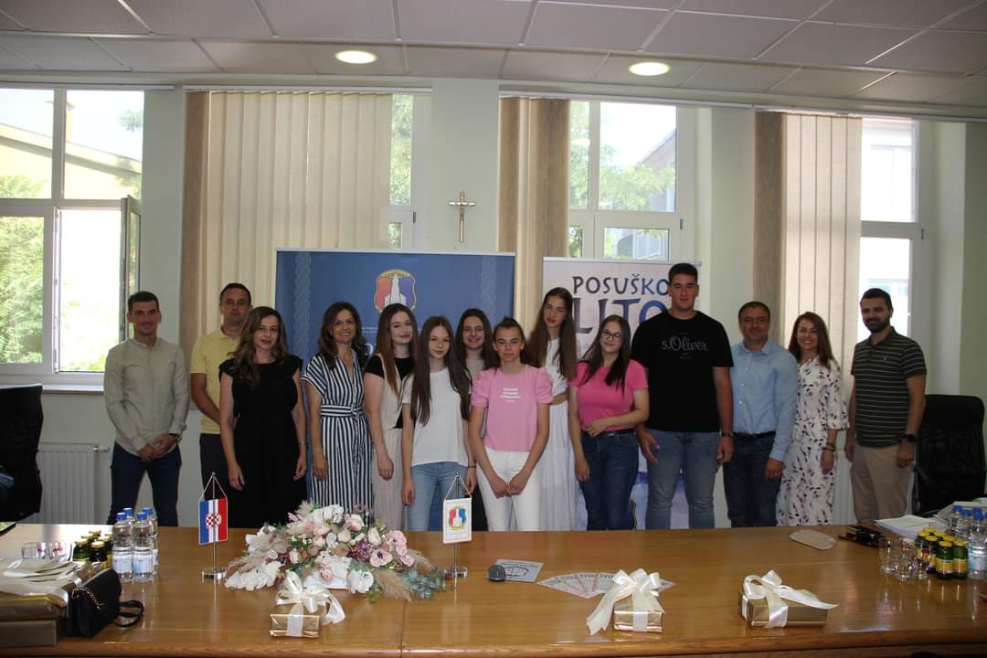 Posušje: Najuspješniji učenici na prijemu kod načelnika općine ...